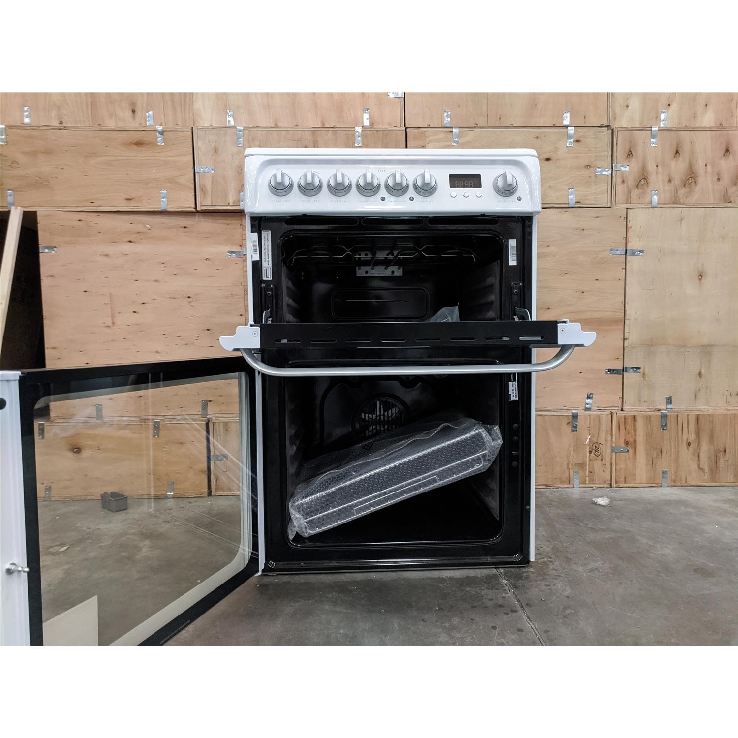 Refurbished Hotpoint HUE61PS 60cm Electric Cooker With Ceramic Hob ...